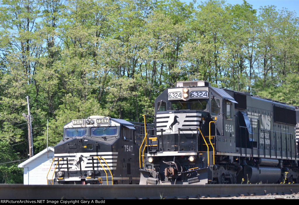 NORFOLK SOUTHERN SD40E 6324 PASSING 7547